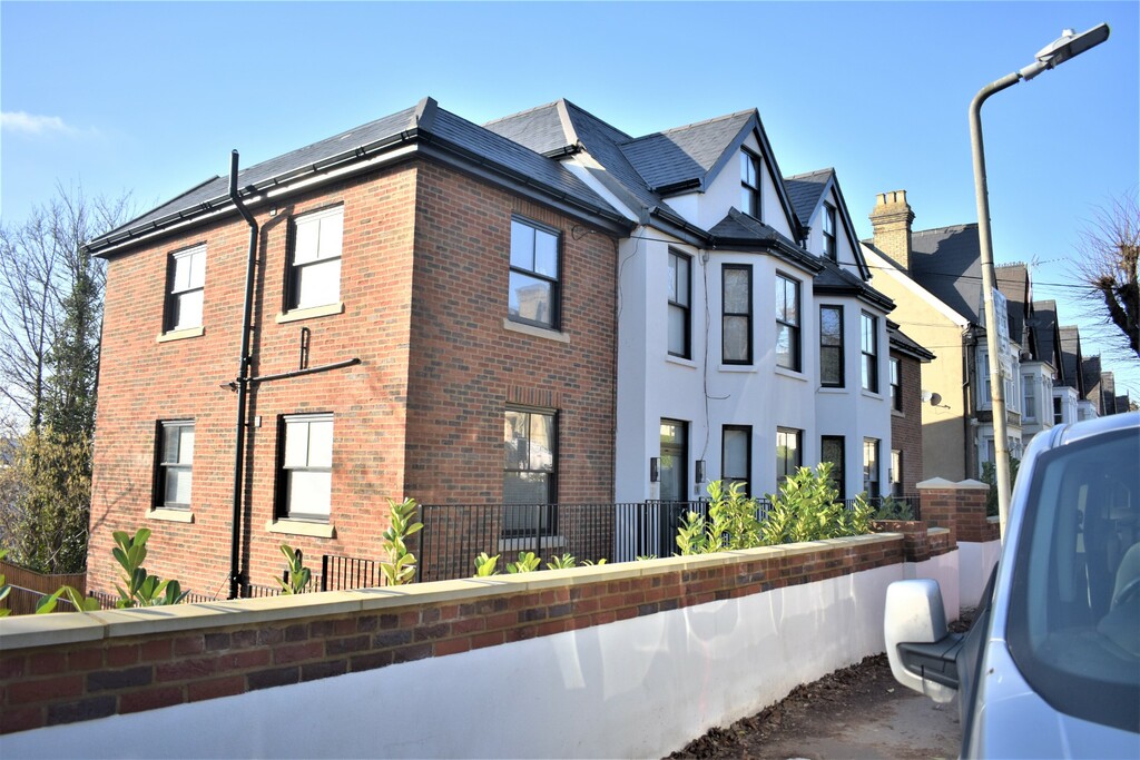 Studio Flat To Let – HP13 – Thara Properties Sales & Letting